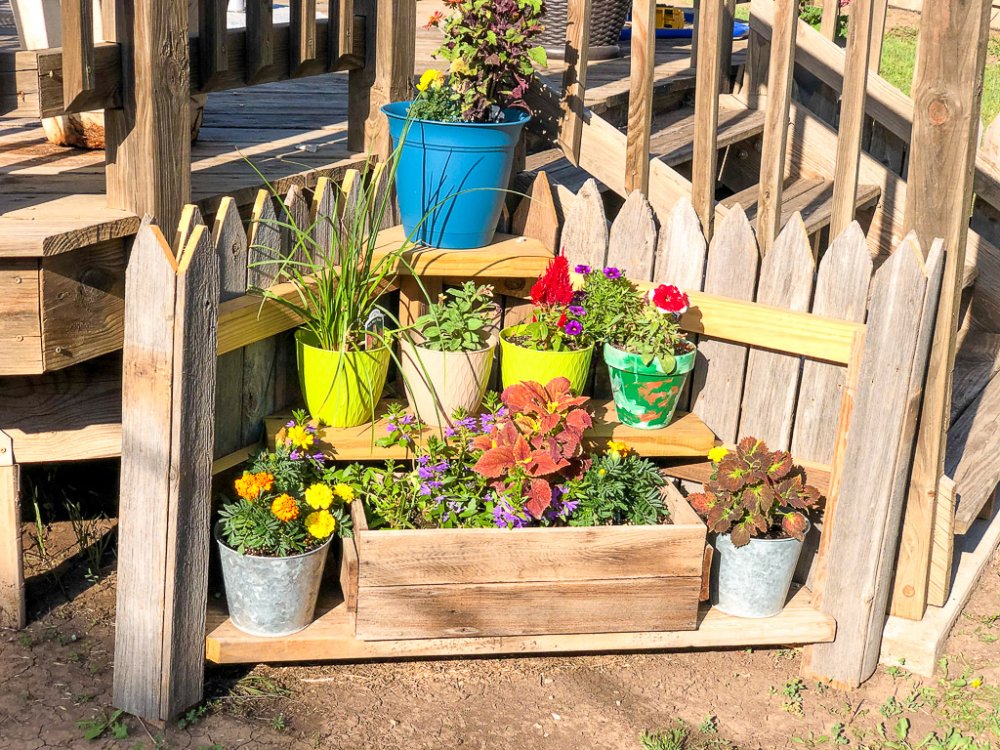 How to make a rustic wood planter - Frosted-Saddle